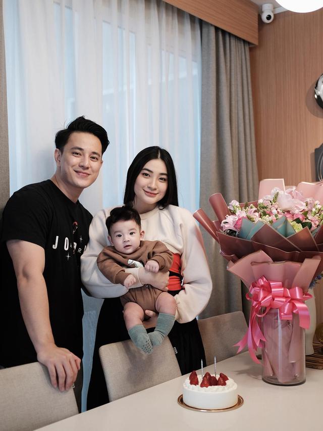 Satu Tahun Menikah, Ini 7 Potret Kemesraan Billy Davidson Bersama Istri ...