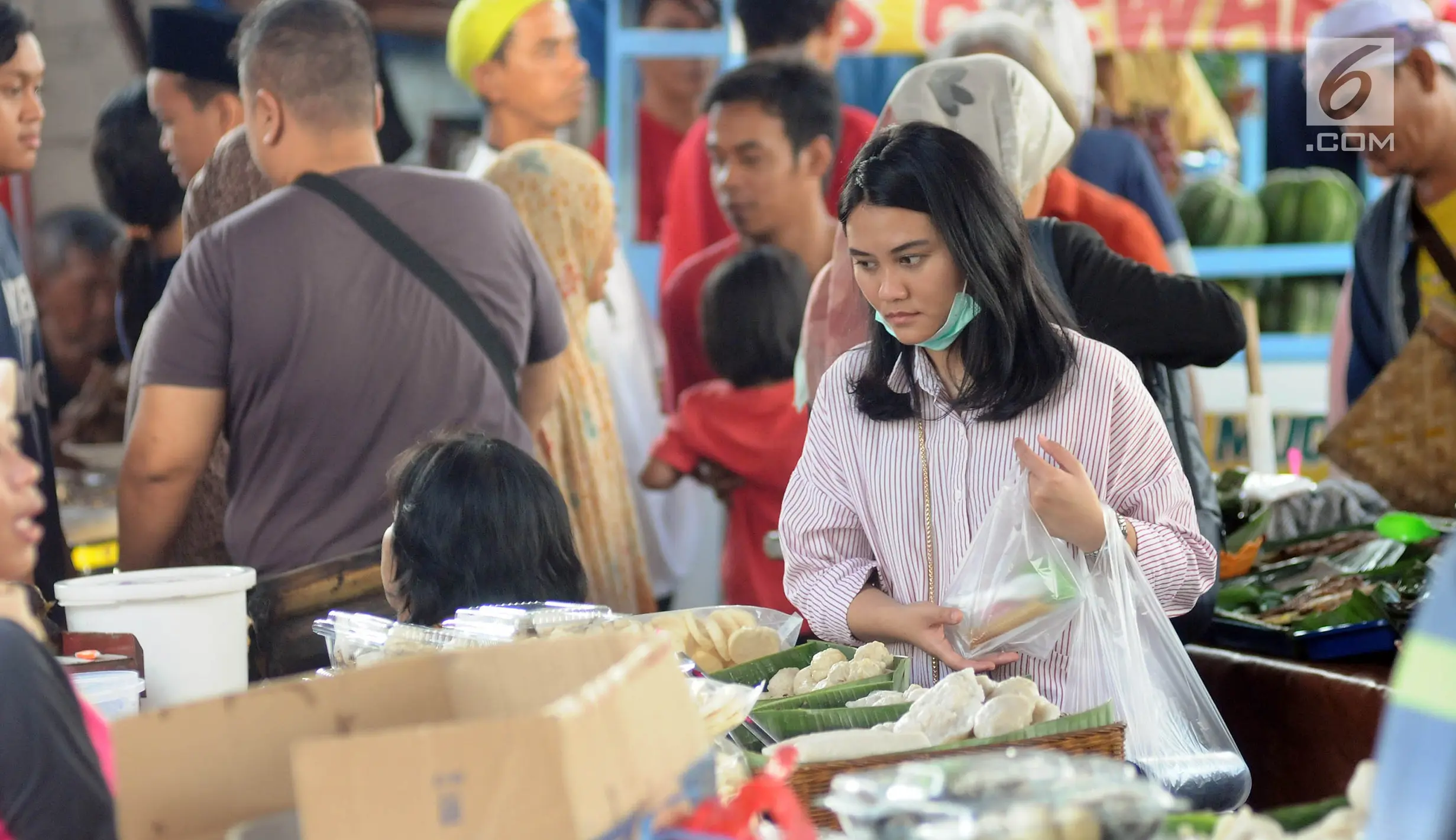 FOTO: Berburu Aneka Menu Takjil di Pasar Benhil - Foto Liputan6.com