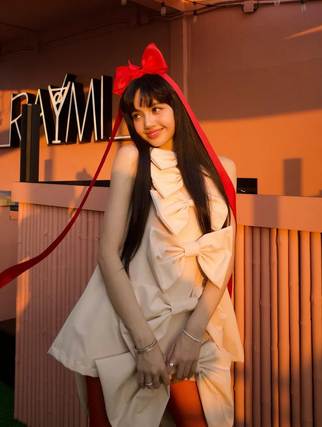 8 Potret Lisa BLACKPINK bak Boneka Hidup Dibalut Ribbon Dress saat ...