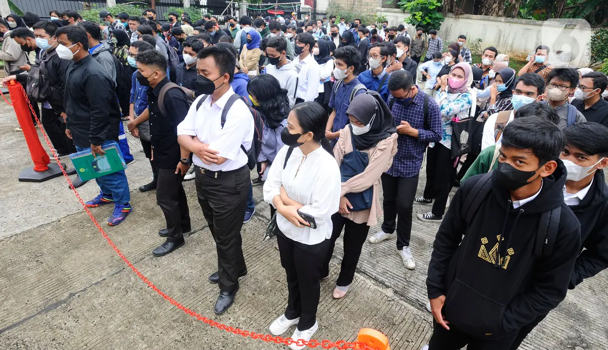 Antrean Pelamar Kerja di Bursa Kerja Mini Disnaker Depok - Foto ...