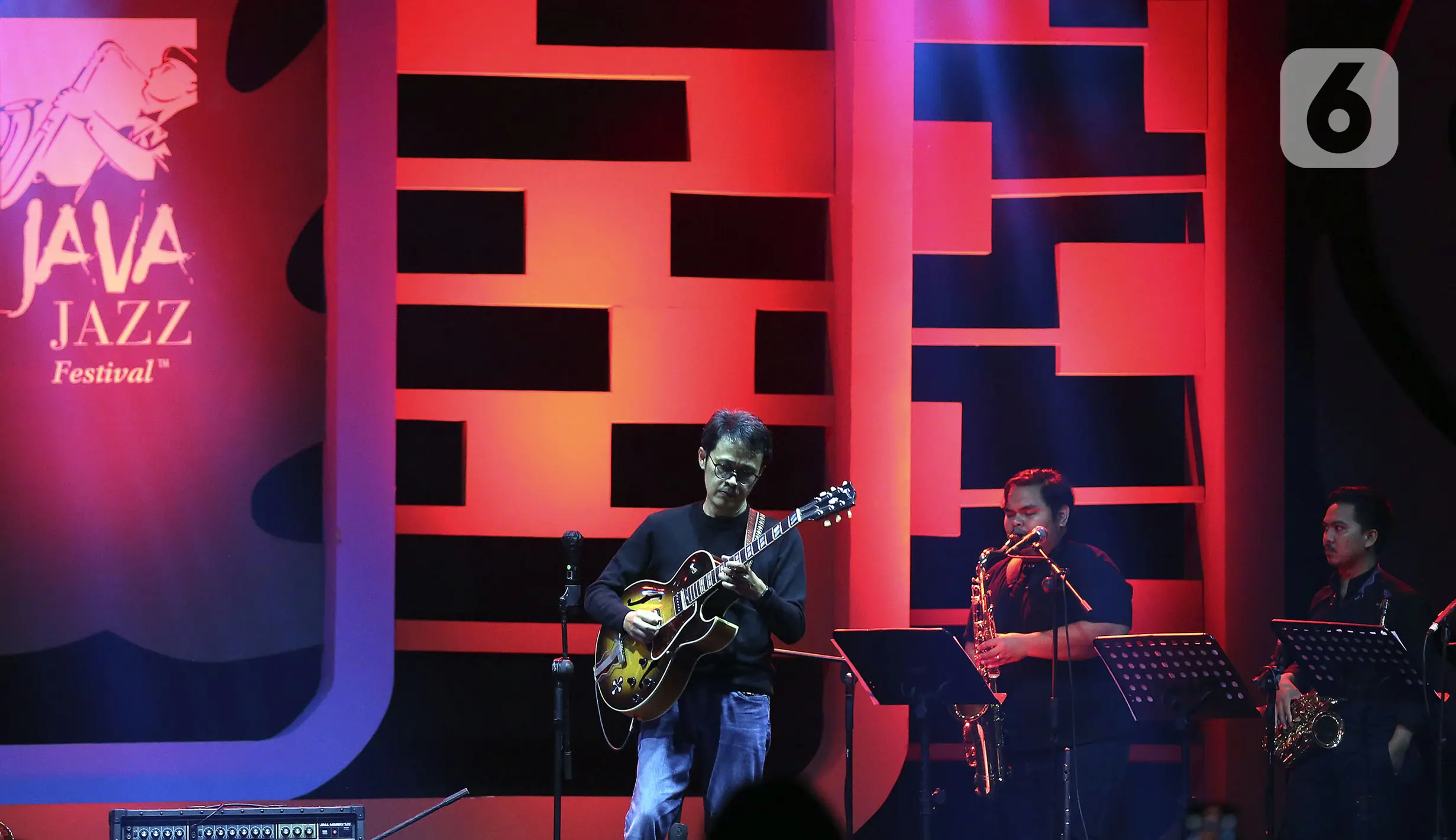FOTO: Aksi Tohpati di Panggung Java Jazz Festival 2022 - Foto Liputan6.com