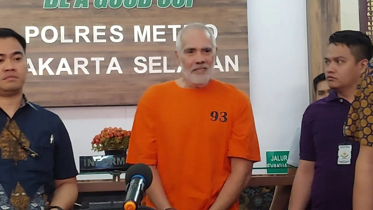 Pierre Gruno Pakai Baju Tahanan Berwarna Oranye Dengan Tangan Diborgol ...