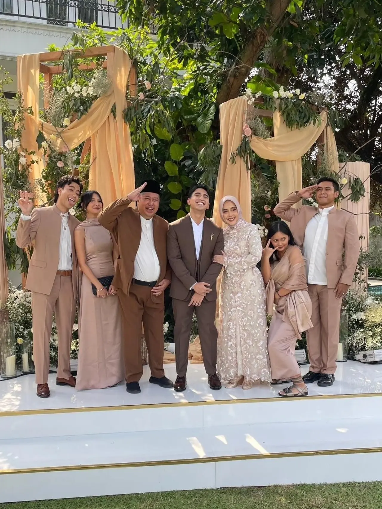 10 Momen Pernikahan Vadi Akbar Adik Vidi Aldiano, Sosok Istri Bukan ...