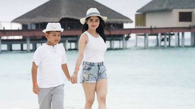 6 Potret Dewi Perssik dan Anak Angkat, Felice Gabriel, Didoakan Jadi ...
