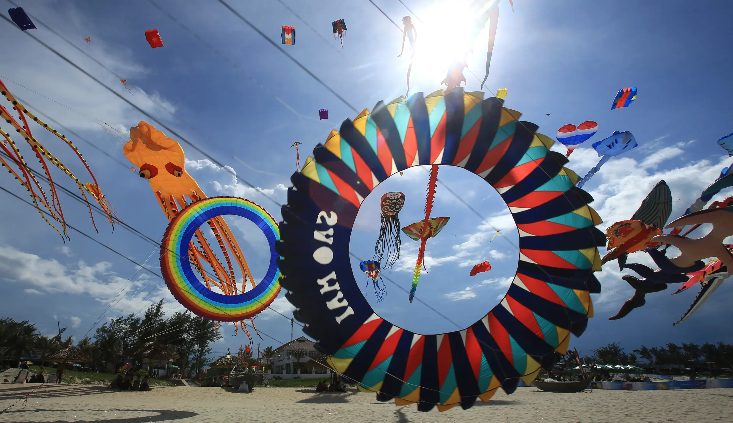 Aneka Layang-Layang Hiasi Pantai Tam Thanh - Foto Liputan6.com