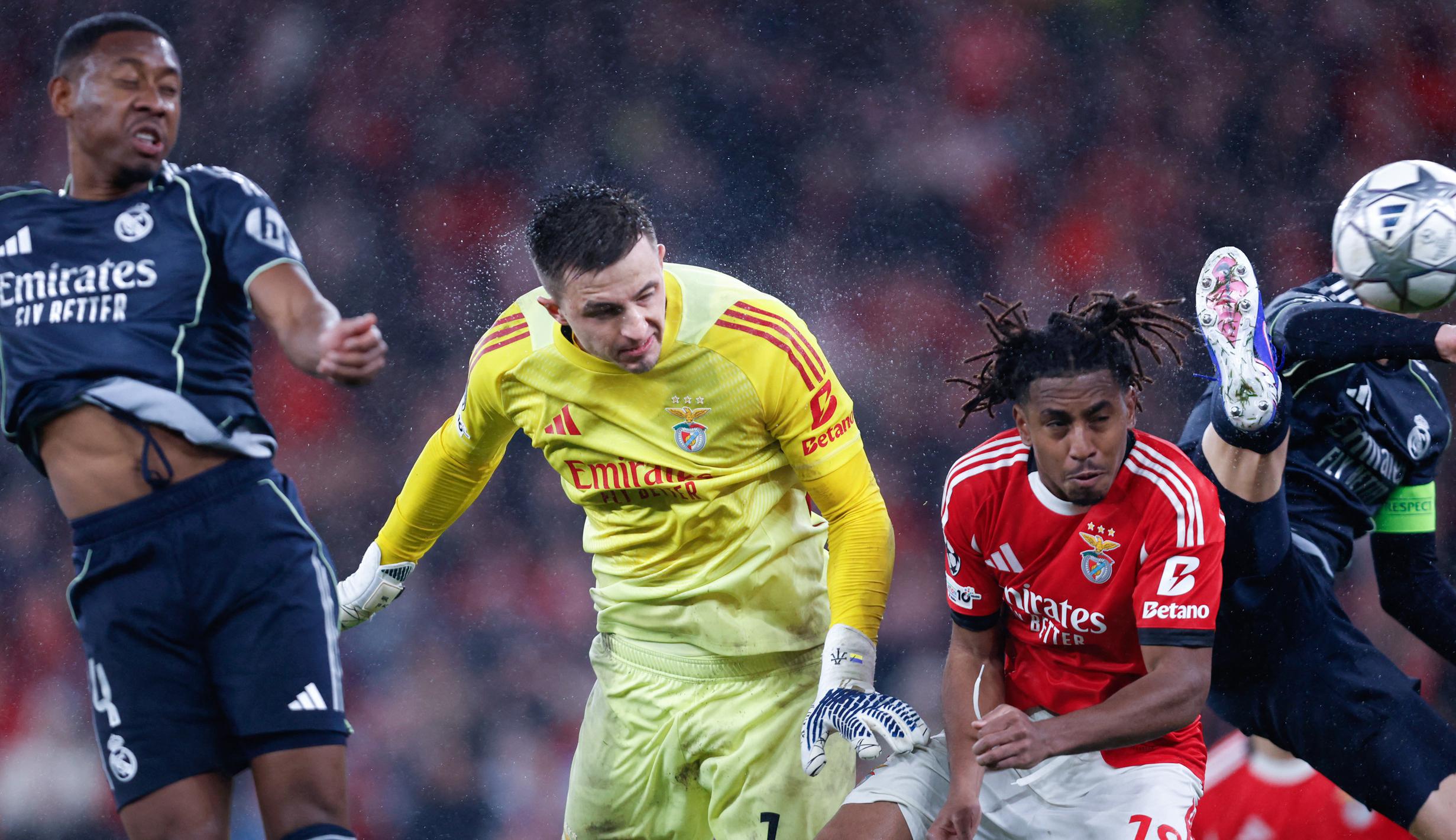 Foto: Kiper Cetak Gol Spektakuler ke Gawang Real Madrid, Benfica Rebut ...