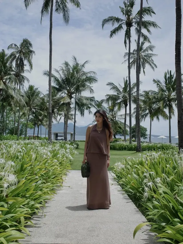 8 Potret Debi Sagita Liburan ke Banyuwangi, Tampil Stylish di Taman ...