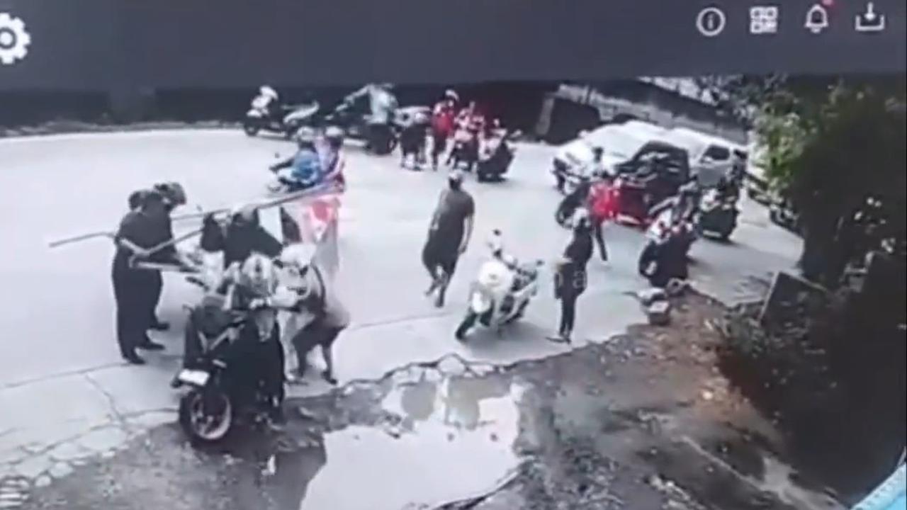 Viral Baliho PSI Ambruk Timpa Pemotor di Kembangan
