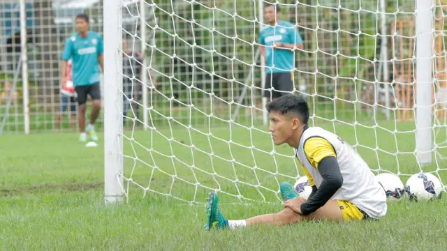 Ahmad Bustomi Tambah Daftar Pemain Arema yang Absen di Lamongan ...