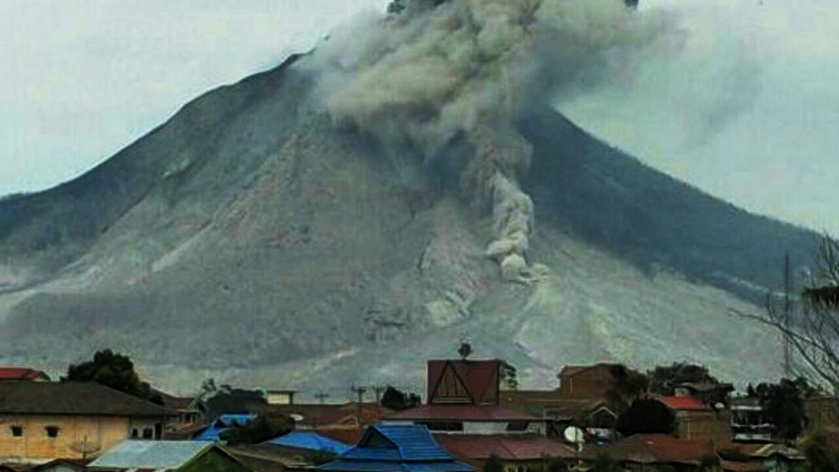 16 Gunung Api Berstatus di Atas Normal