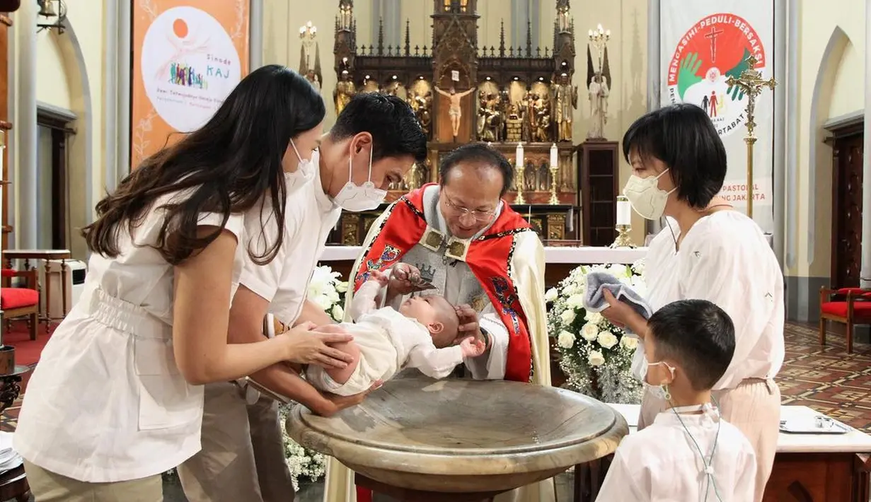 Prosesi Putra Marcel Chandrawinata Dibaptis di Usia 3 Bulan, Sang Bayi ...