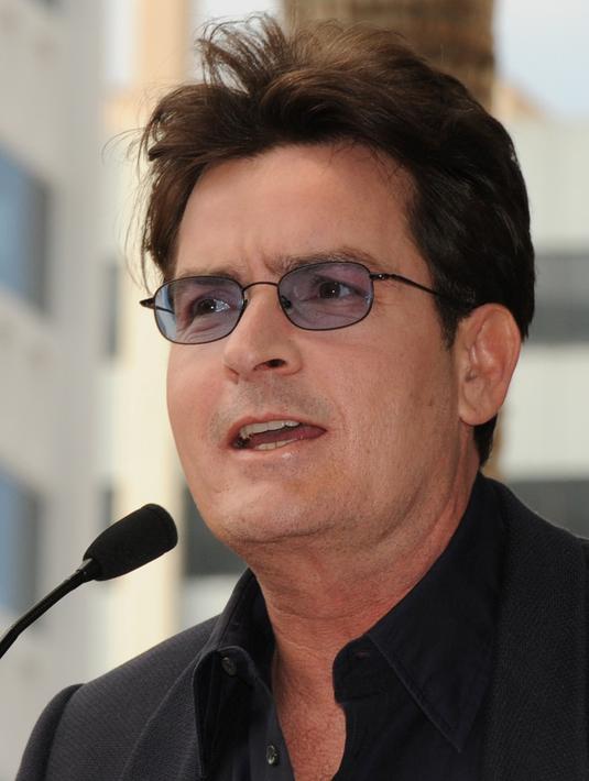 Aktor Charlie Sheen Terjangkit Virus HIV - Photo Fimela.com