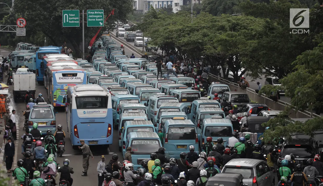 FOTO: Transjakarta Didemo Sopir Angkot M-44 di Tebet - Foto Liputan6.com