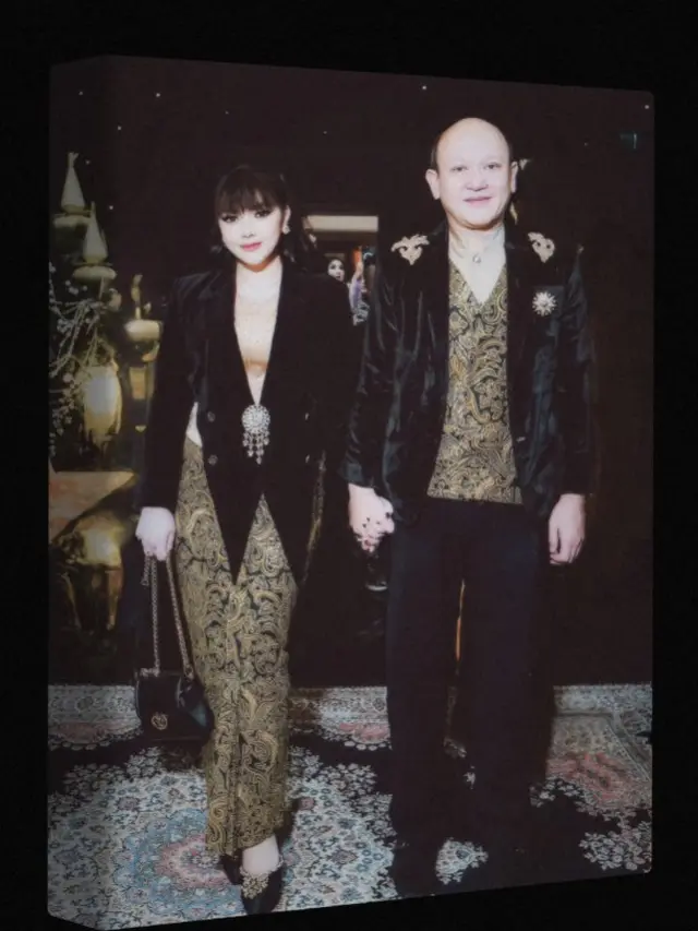 6 Model Kebaya Suci Winata Istri ke-4 Ari Sigit, Penampilan di Unduh ...