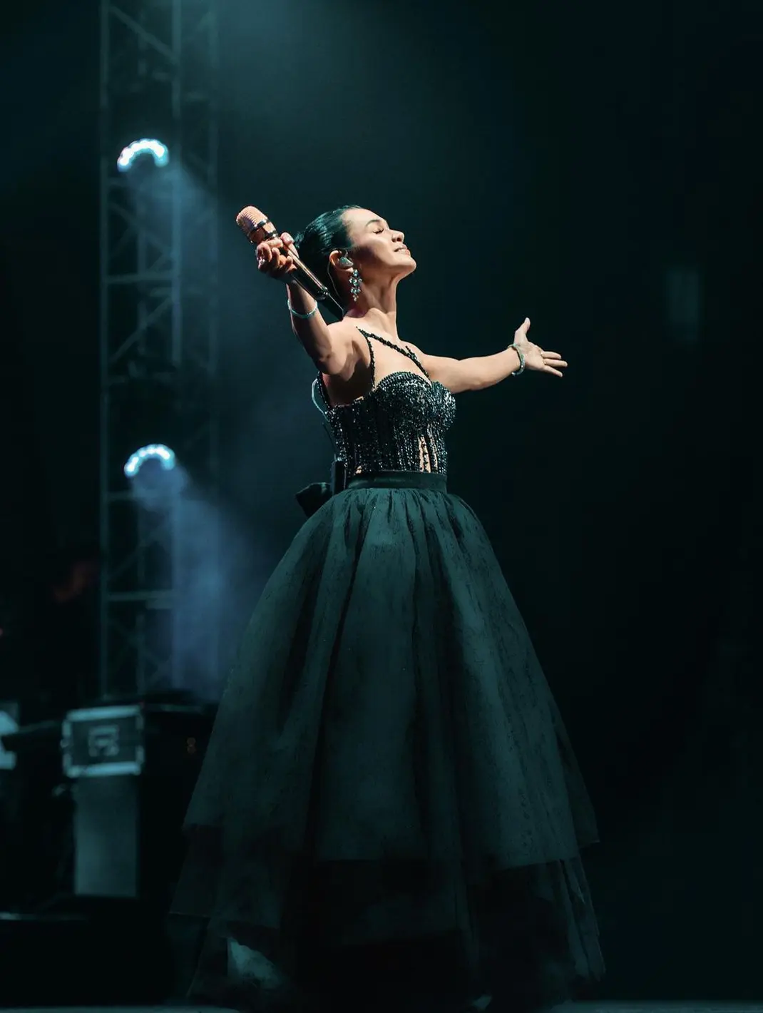 Gaya Princess Andien Manggung dengan Ballerina Gown Hitam yang Megah