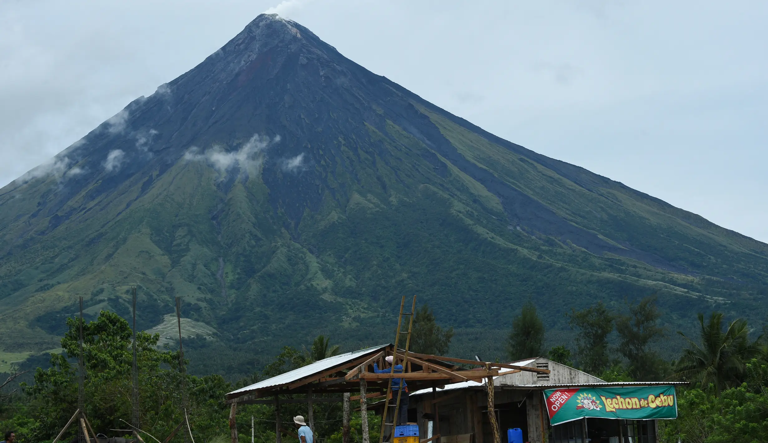 Penampakan Gunung Mayon di Filipina Keluarkan Asap Putih - Foto ...