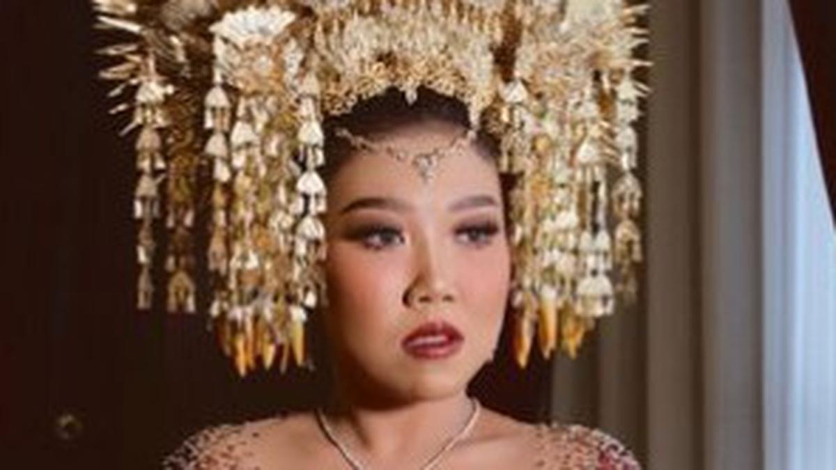 8 Potret Anggun Kiky Saputri yang Bertubuh Mungil Saat Kenakan Kebaya Merah dan Suntiang Megah ...