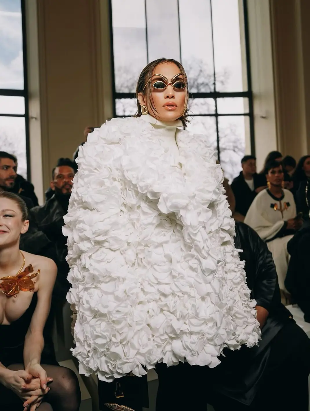 Gaya Slay Jennifer Lopez yang Sukses Gebrak Paris Fashion Week 2024 ...