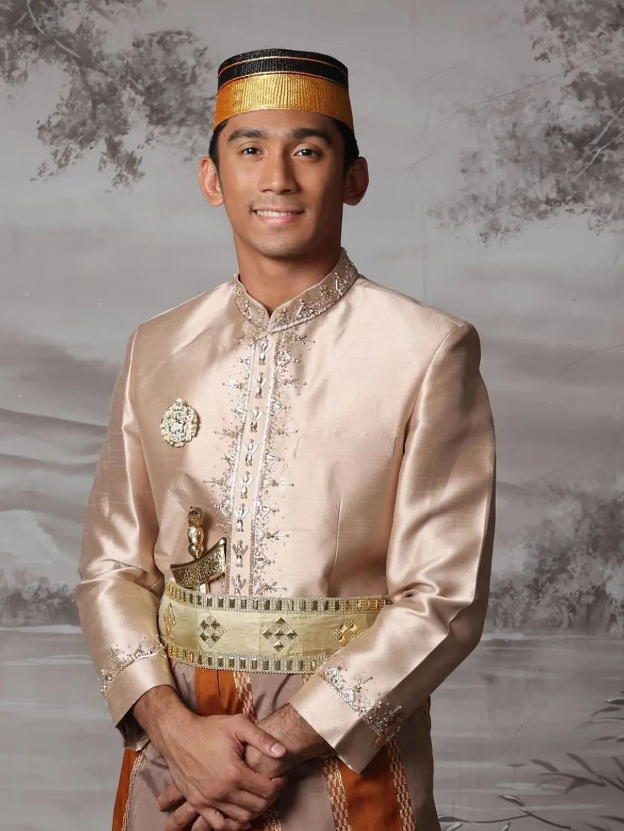 4 Potret Marini Zumarnis dan Keluarga Pakai Baju Adat Bugis, Ketampanan Daffa Wardhana Sang ...