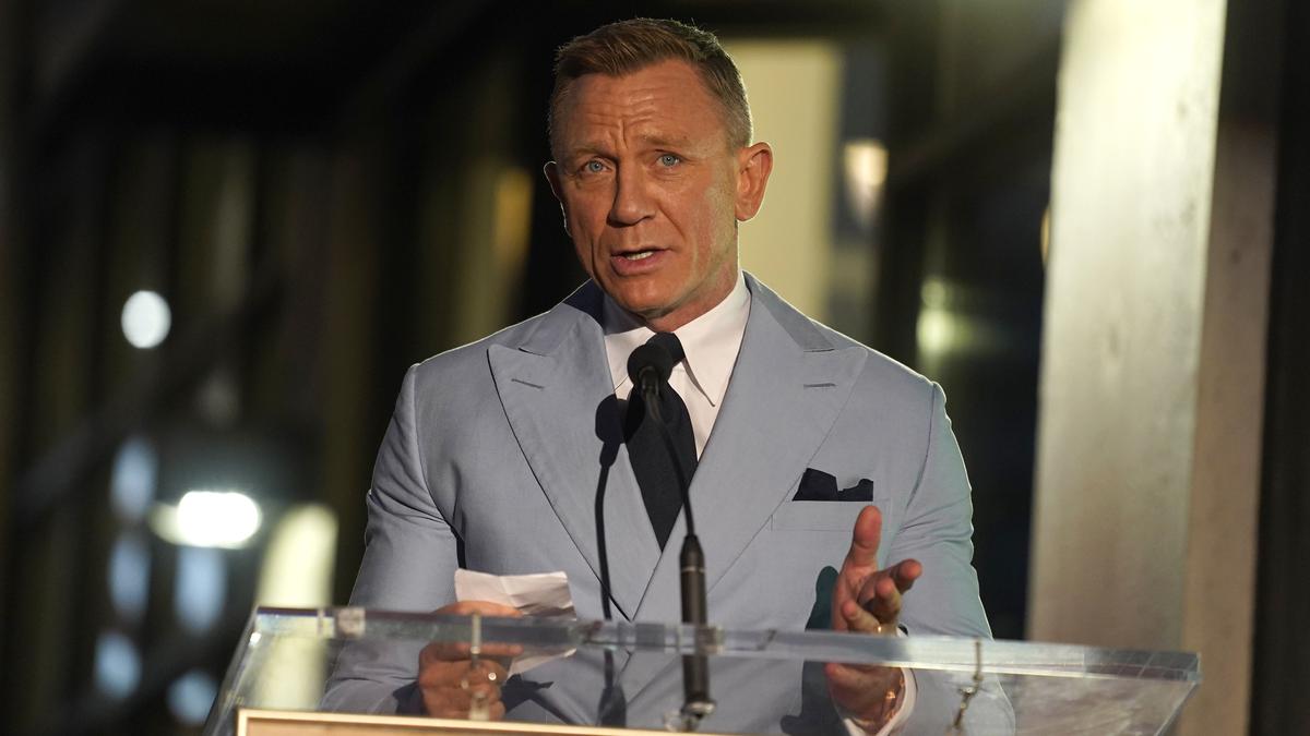 Daniel Craig Positif Covid-19, Panggung Broadway Terbarunya Batal ...