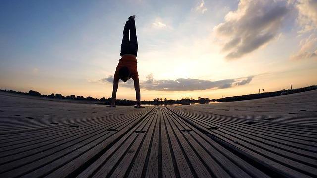 Cara Melakukan Handstand bagi Pemula dan Aspek-Aspek yang Perlu ...