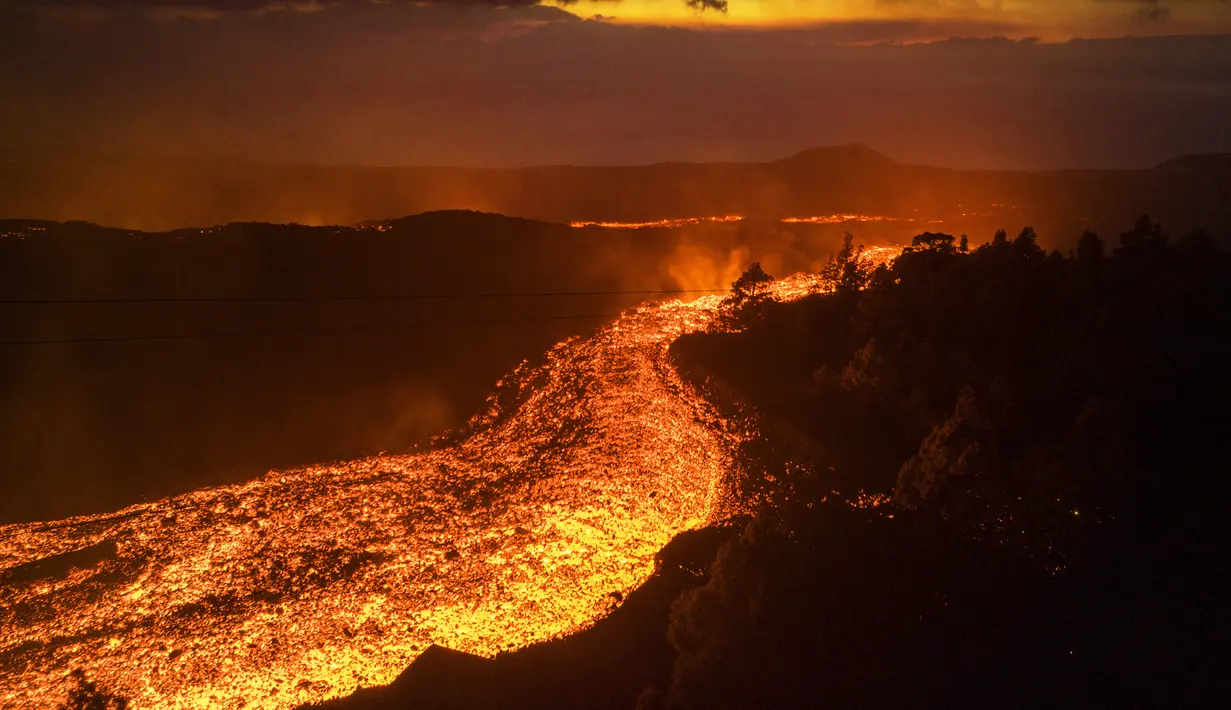 FOTO: Penampakan Lava Letusan Gunung Berapi di Spanyol - Foto Liputan6.com