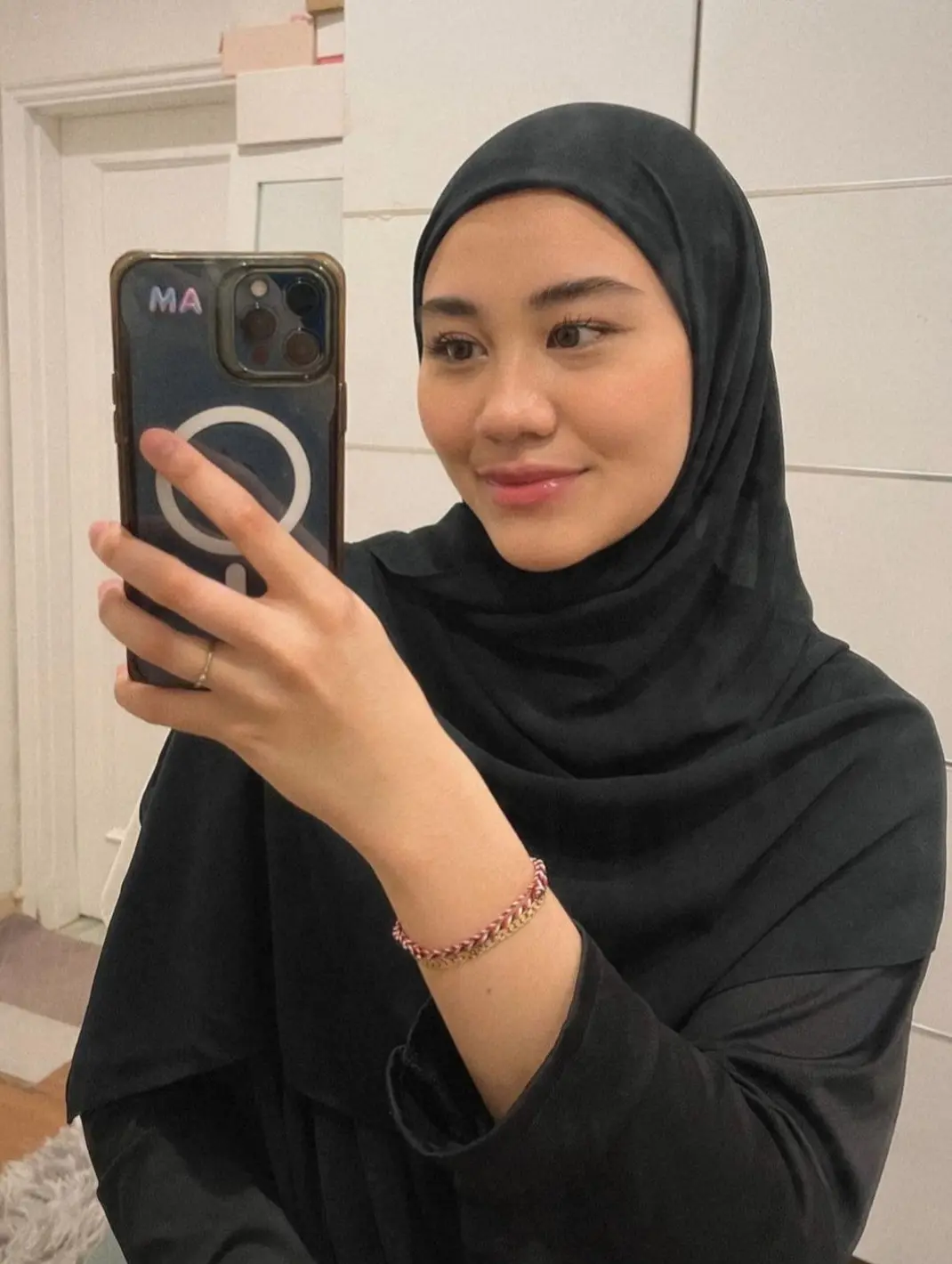Ikut Kajian, Intip 6 Potret Aaliyah Massaid yang Makin Cantik Kenakan Hijab Hitam - Photo Fimela.com