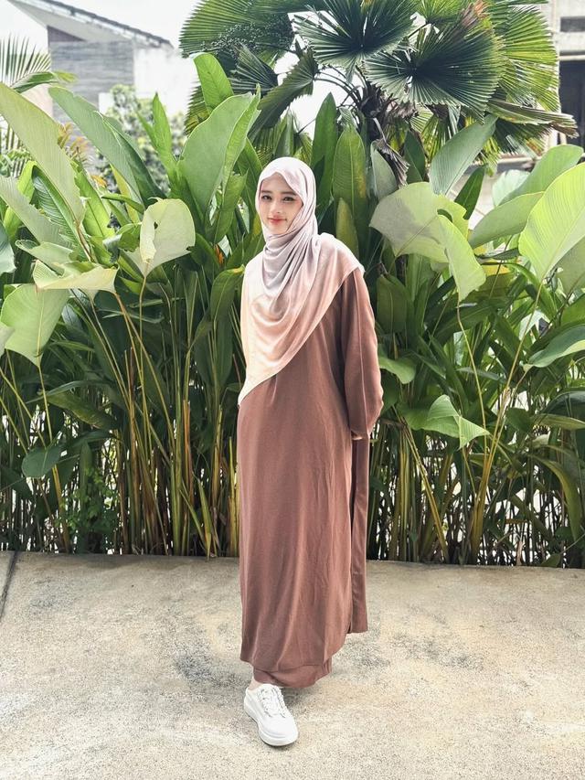 6 Model Gamis Simpel Inara Rusli, Anggun dan Modis untuk Tampilan Kekinian