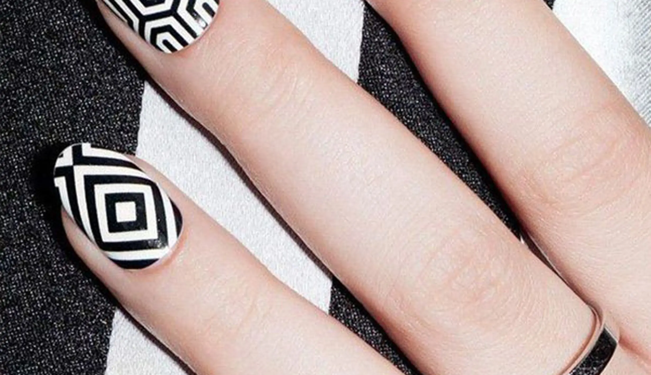 Tren Nail Art Hitam Putih Cantik dan Nggak Norak - Photo Fimela.com