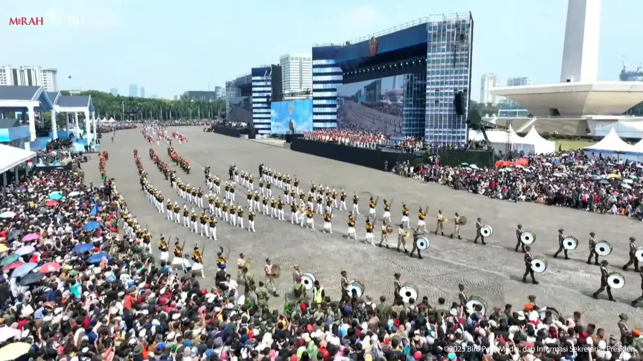 Parade Drumband Warnai Defile HUT ke-80 TNI di Monas
