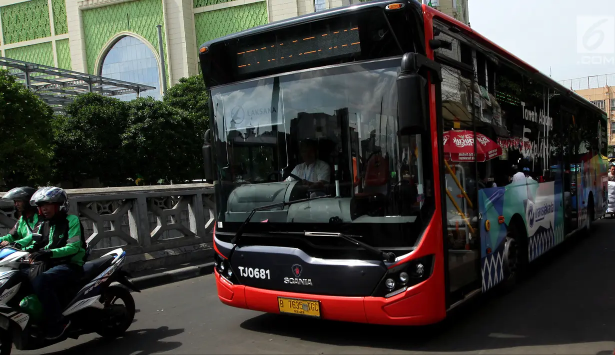 FOTO: Didemo Sopir Angkot, Tanah Abang Explorer Pindah Rute - Foto ...