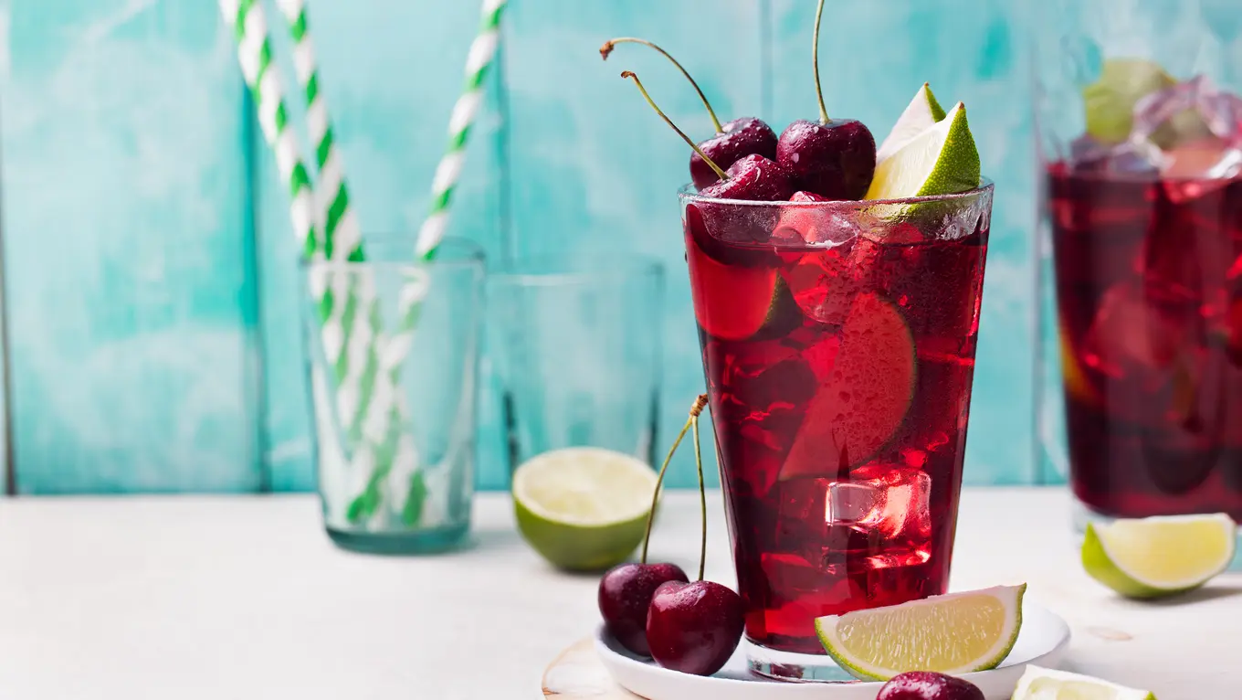 Resep Cherry Lime Soda yang Segar - Food Fimela.com