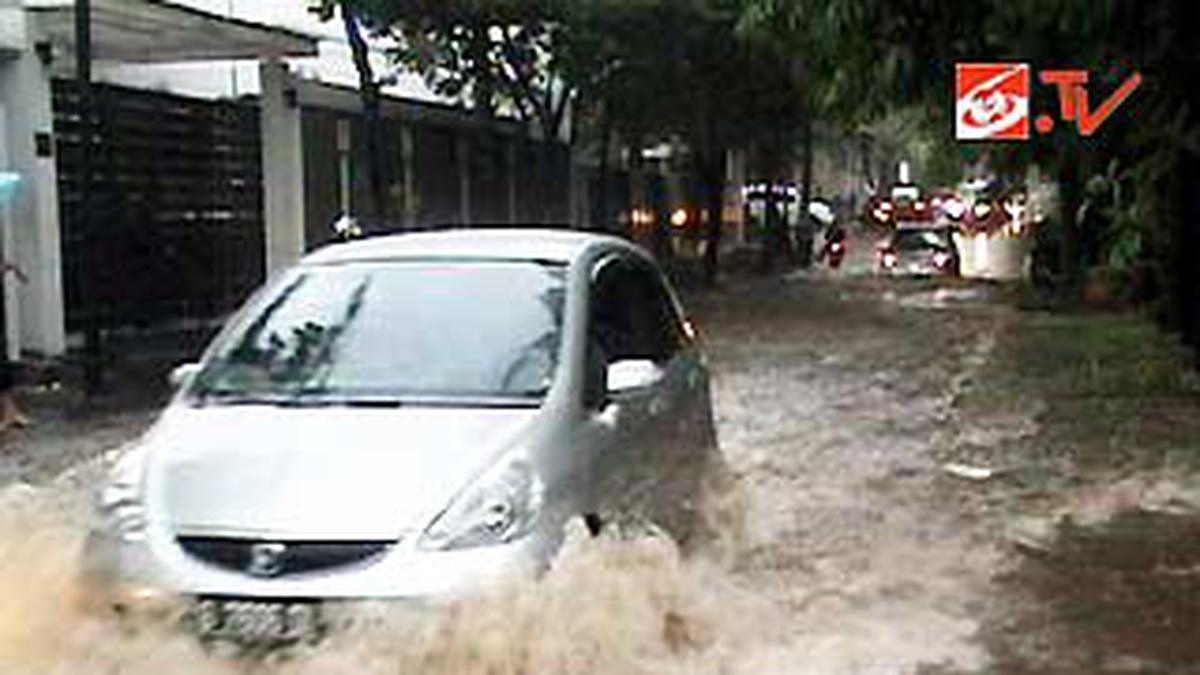 Terobos Genangan, Mobil dan Motor Mogok - News Liputan6.com
