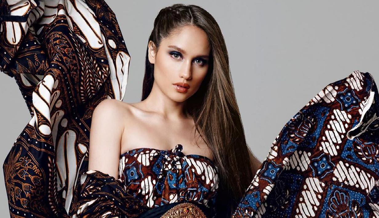 FOTO: Gaya Cinta Laura Pakai Batik, Tampil Elegan - Foto Liputan6.com