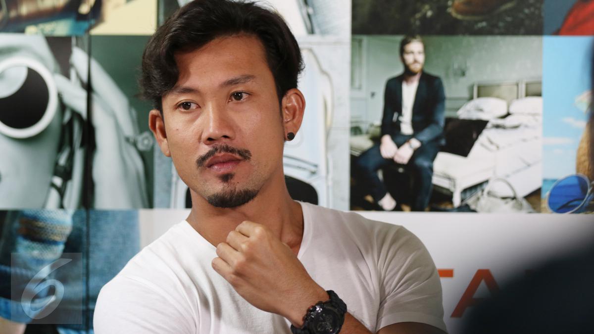 Kisah Denny Sumargo Main Film 5 CM Demi Modal Peternakan Ayam