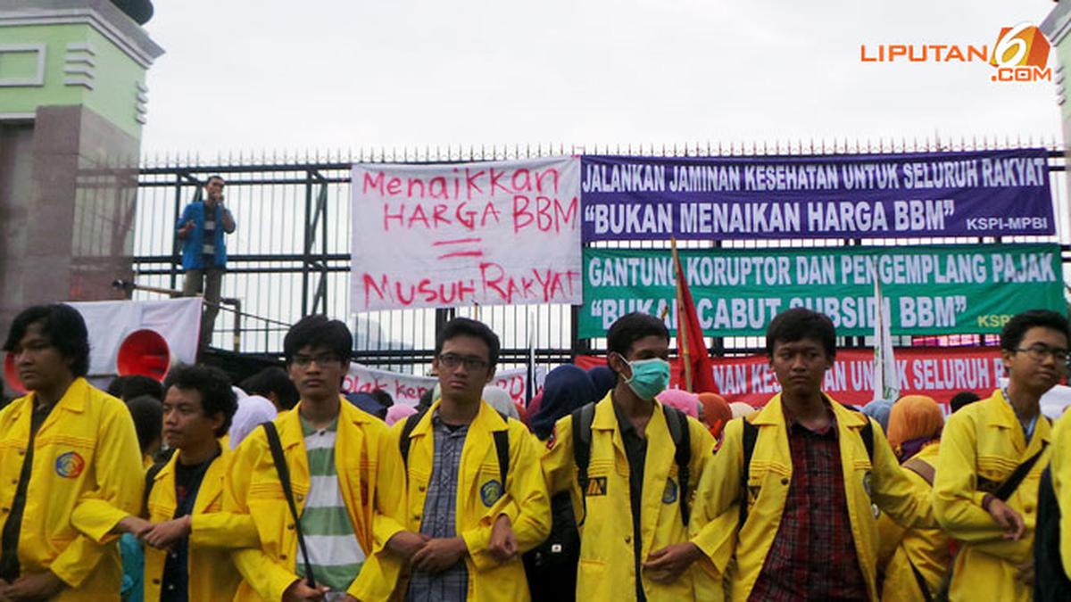 Demo Tolak BBM Naik, Massa Bentuk Pagar Betis di Depan Gedung DPR