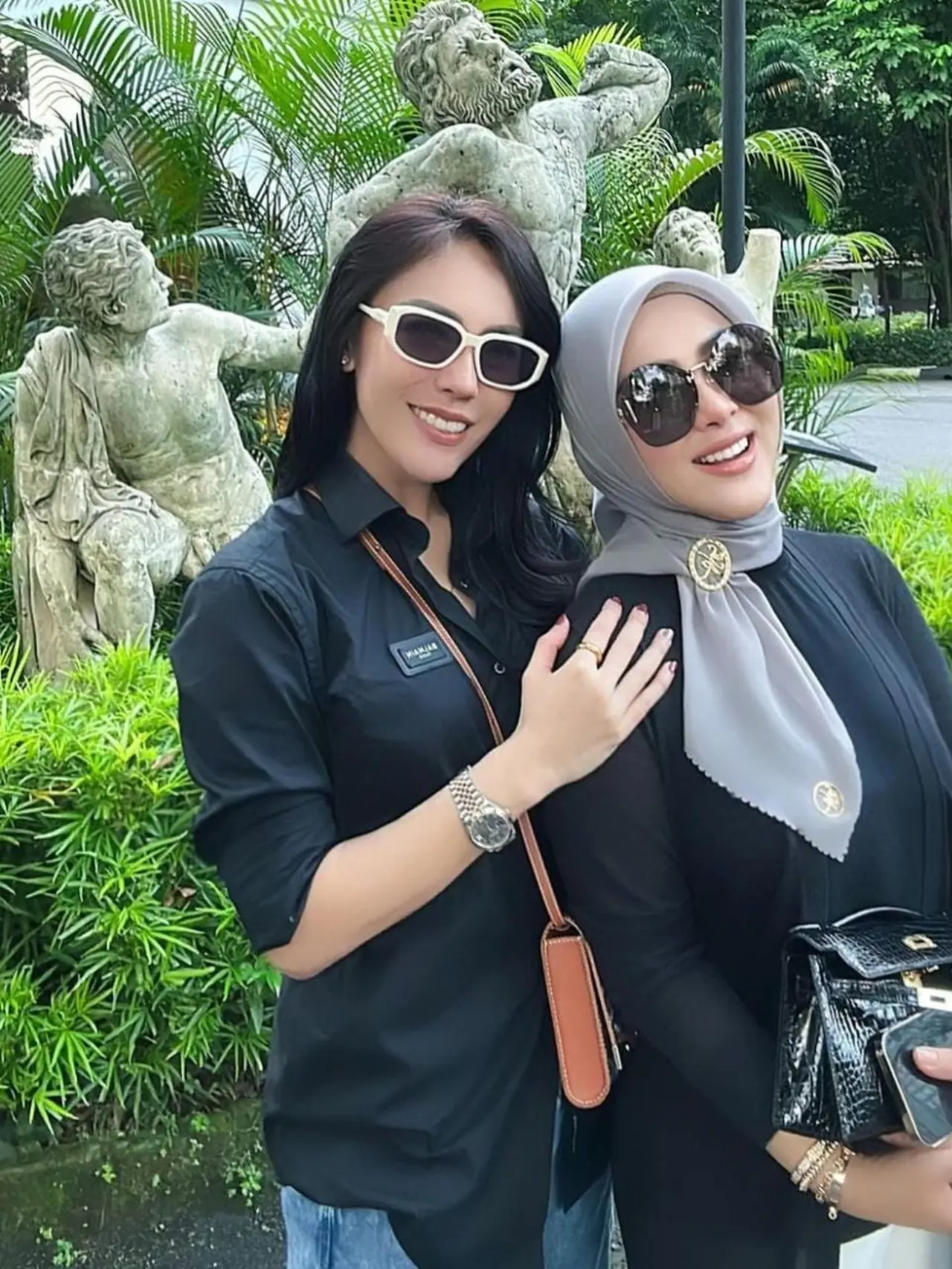 Kembali ke Singapura, Intip 7 Potret Syahrini dalam Balutan Baju Hitam - Entertainment Fimela.com