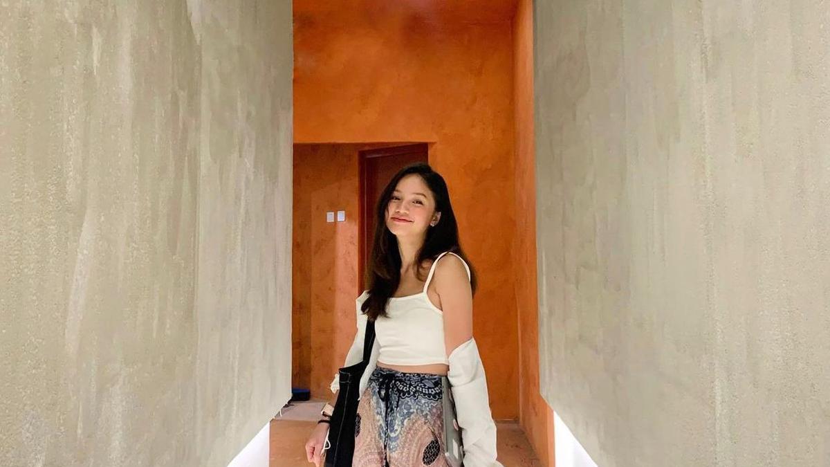 5 Potret Inspirasi Outfit Bella saat Berlibur ke Bali