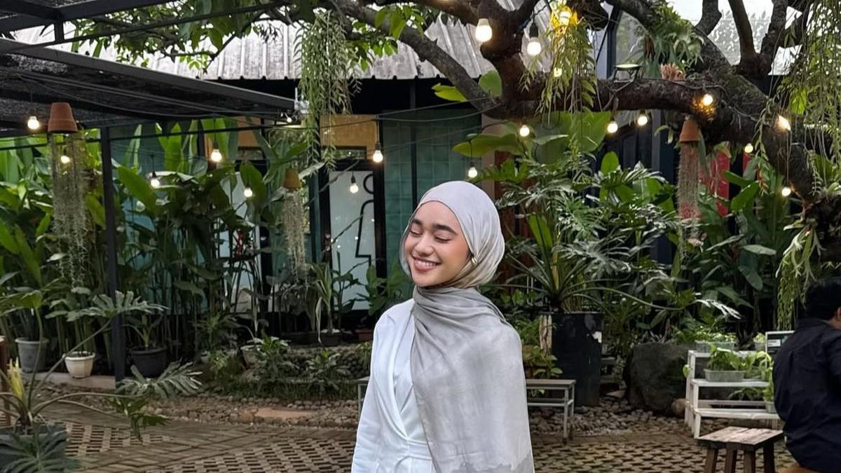 Hangout Lebih Kece dengan OOTD Hijab ala Nabila Taqiyyah - Fashion Fimela.com