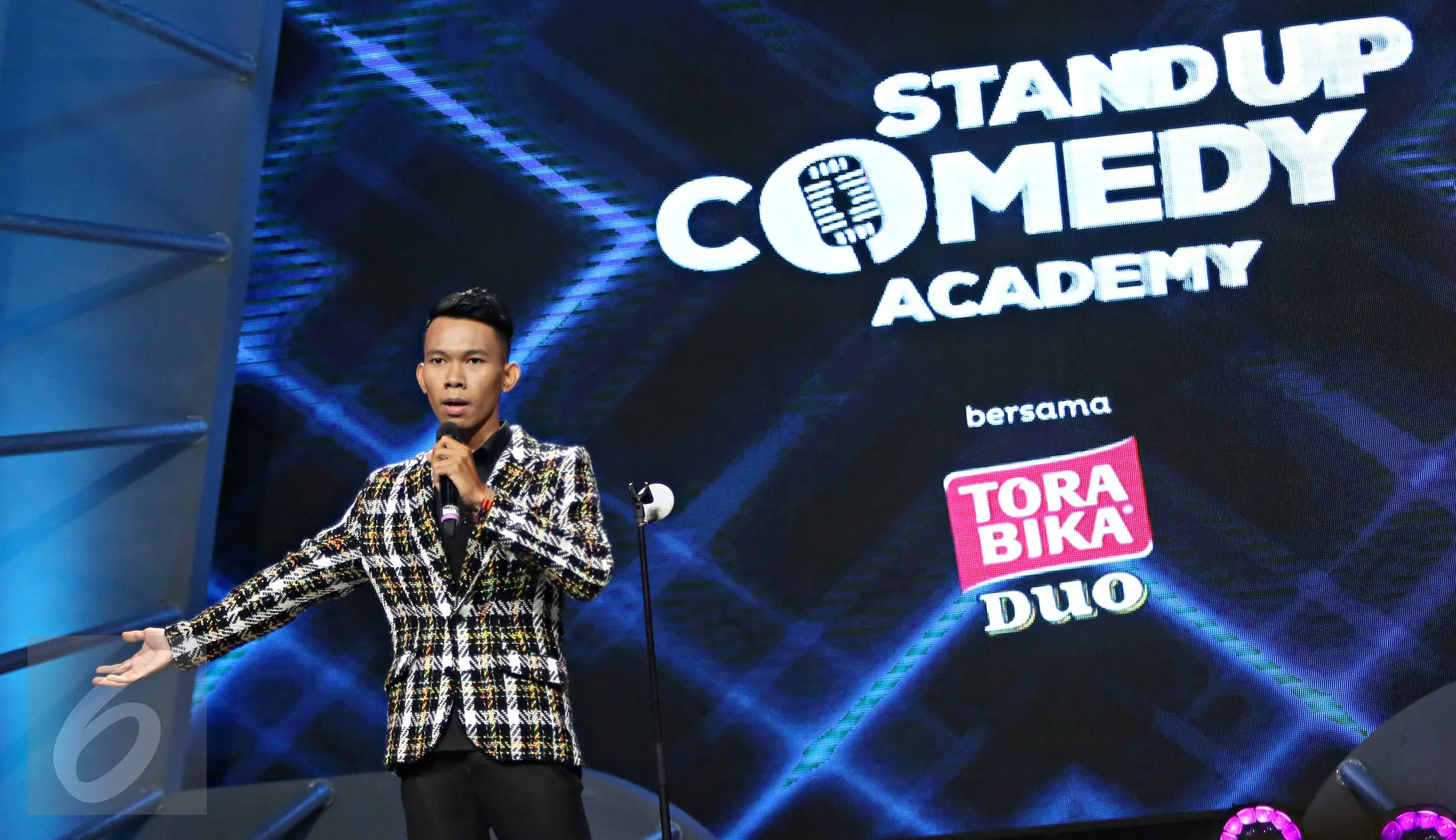 Melihat Kemeriahan Grand Finalis Stand Up Comedy 2015 Beraksi - Foto ...