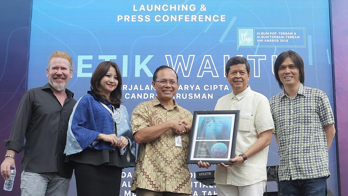Chandra Darusman Rilis Album Detik Waktu Lagi - Photo Fimela.com