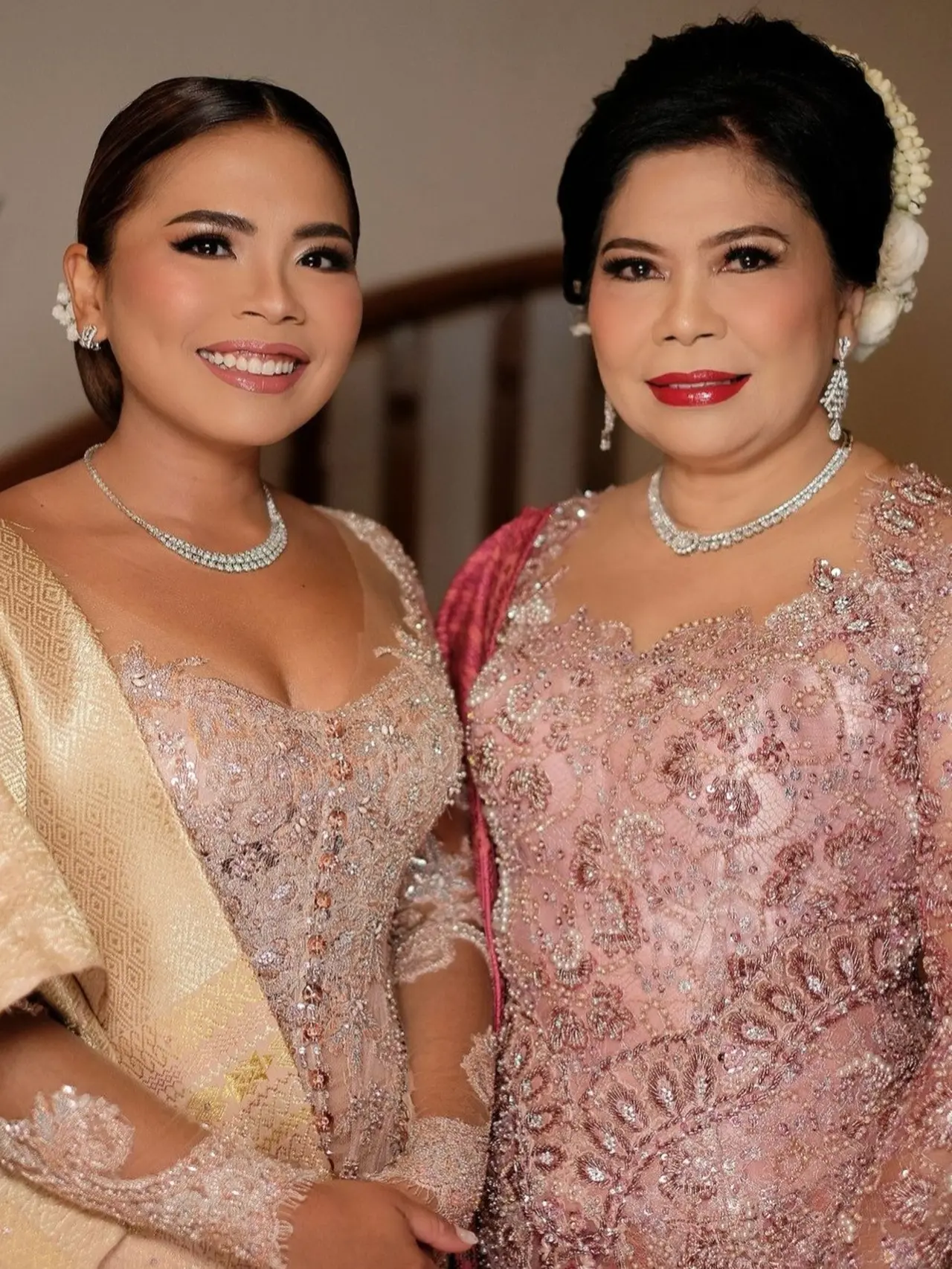 7 Potret Penampilan Keluarga Hotman Paris di Pernikahan Frank Hutapea, Elegan - Hot Liputan6.com