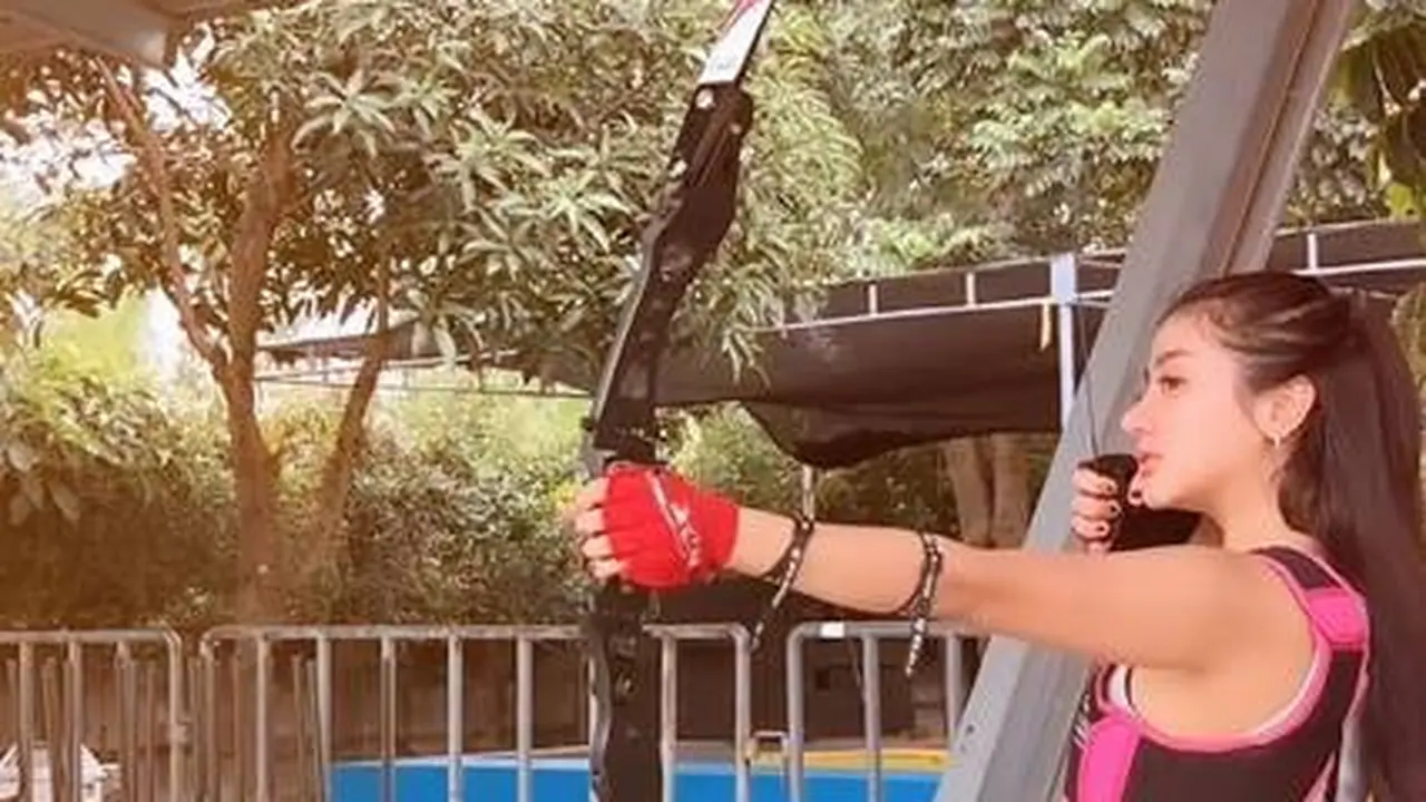 Tampil Keren, Ini 7 Potret Ghea Youbi Latihan Panahan yang Tuai Banyak ...