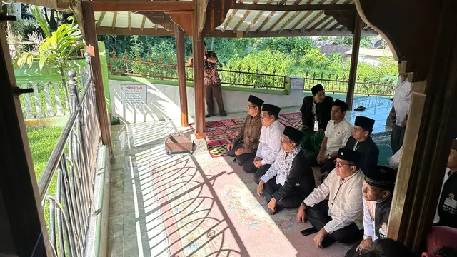 Mahfud Md Temui Abuya Muhtadi, Terima Dukungan hingga Ziarah Makam ...