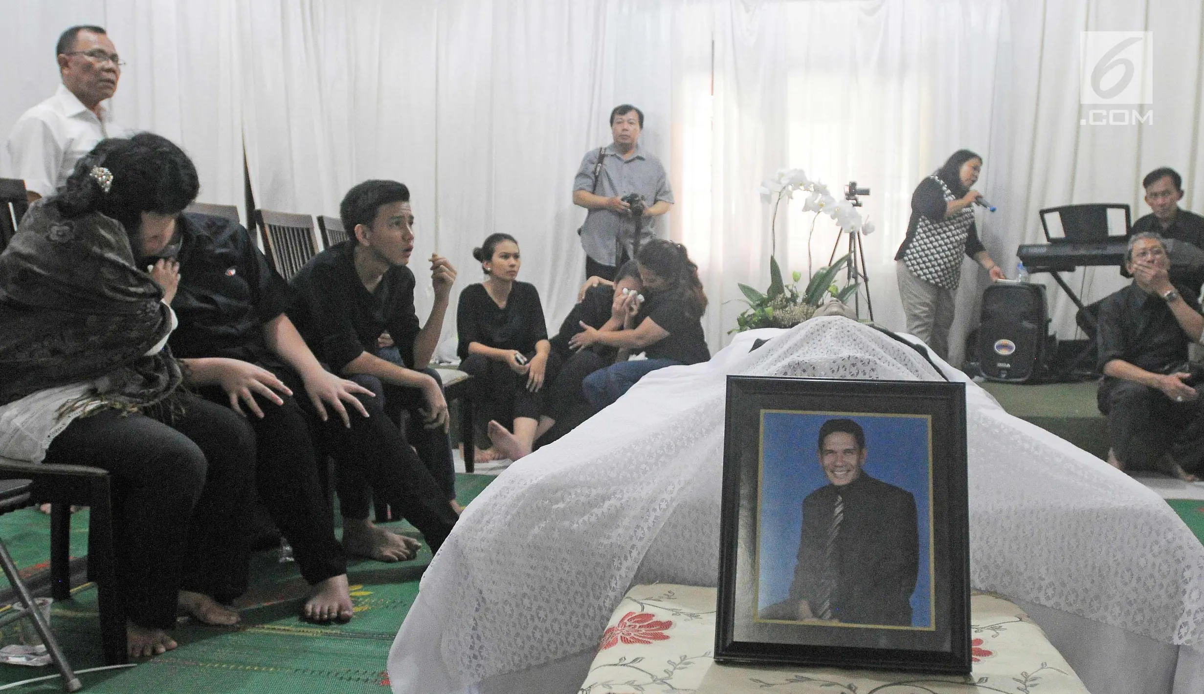 FOTO: Begini Suasana Rumah Duka Aktor Laga Advent Bangun - Foto Liputan6.com