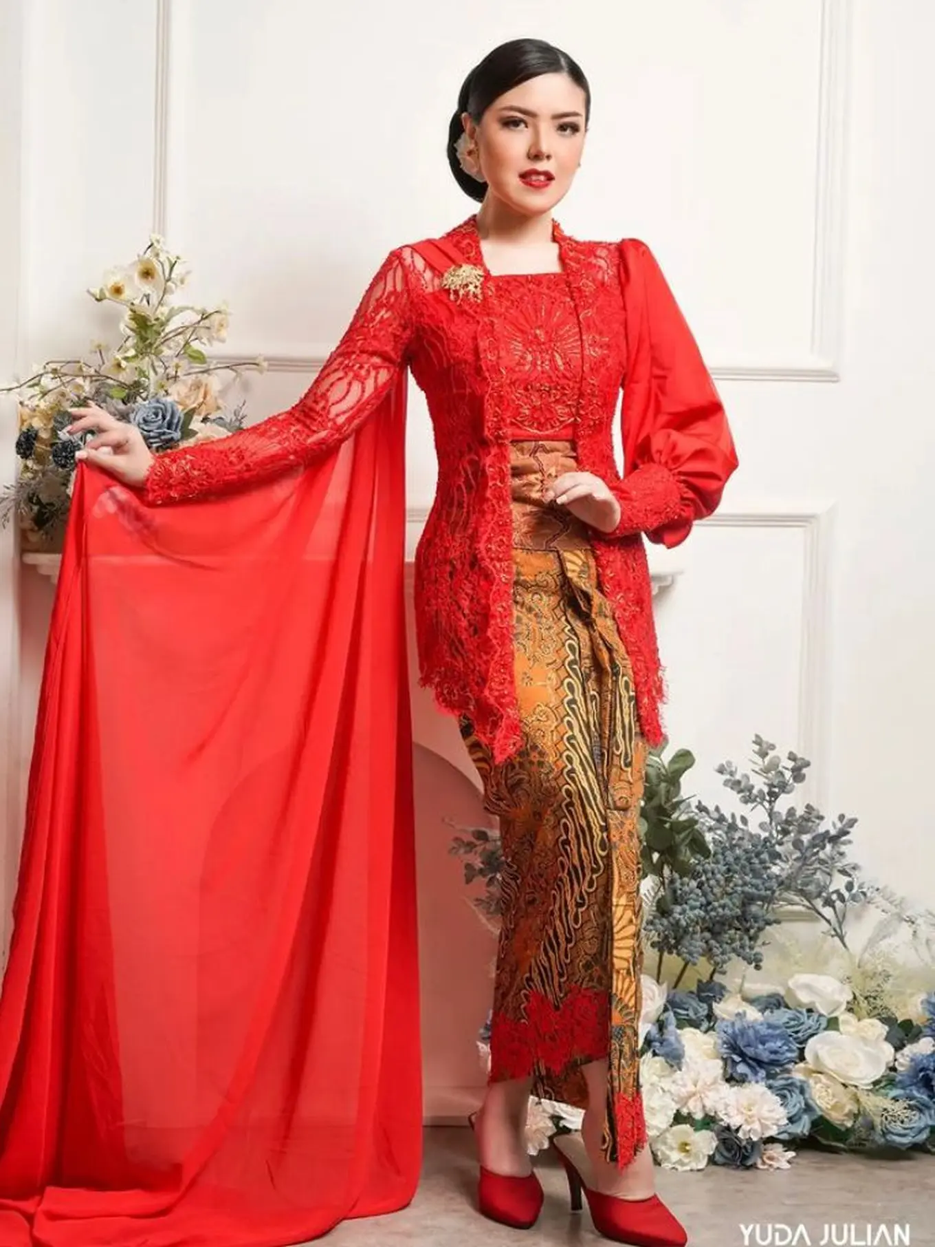 Model Kebaya Lengan Balon yang Cocok Untuk Wisuda, dari Tina Toon ...