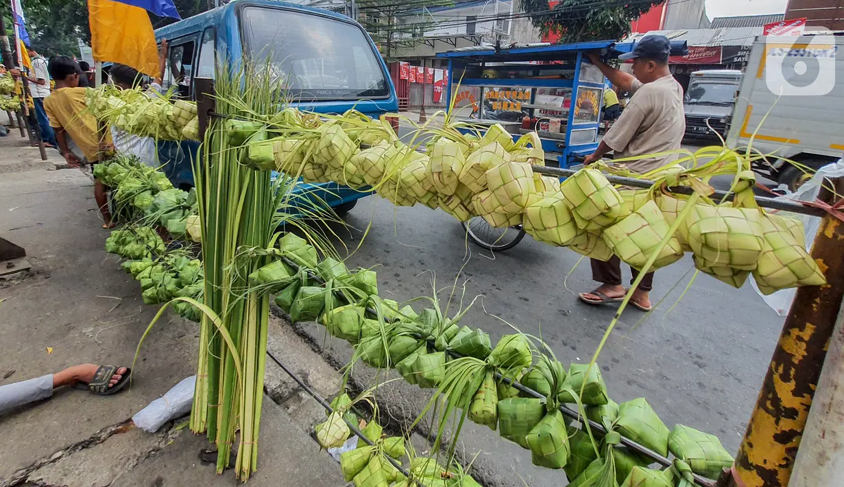 FOTO: Pedagang Kulit Ketupat Padati Pasar Pondok Labu - Foto Liputan6.com