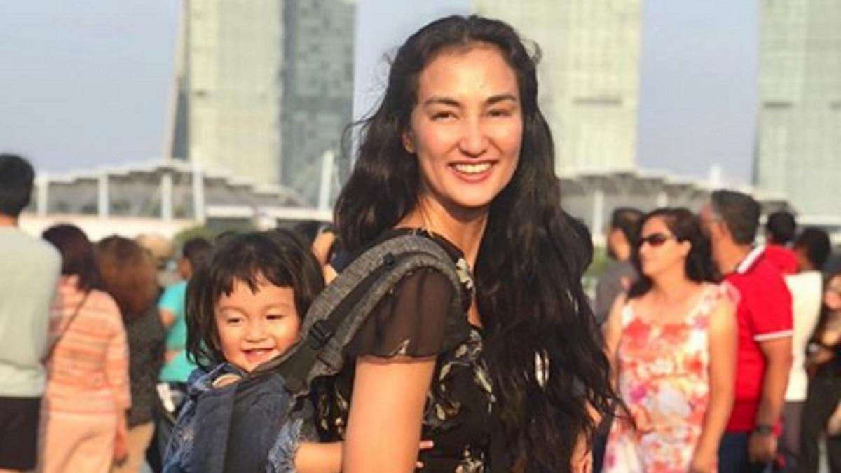 Sibuk Syuting di Malaysia, Atiqah Hasiholan Dikunjungi Tamu Istimewa