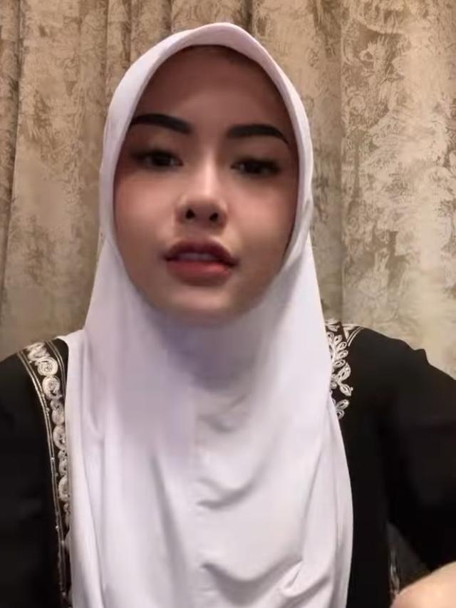 7 Potret Rica Andriani Umrah Bareng Suami, Penampilan Berhijab Curi ...