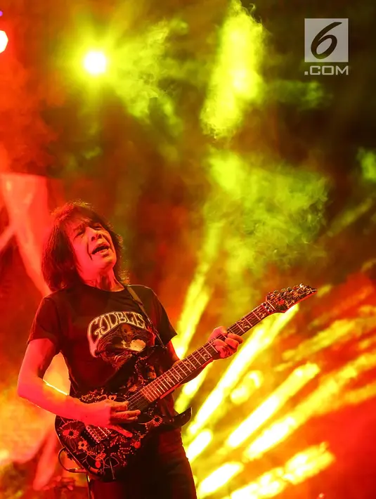 FOTO: Penampilan God Bless Gebrak Panggung Jogjarockarta 2018 - Foto ...